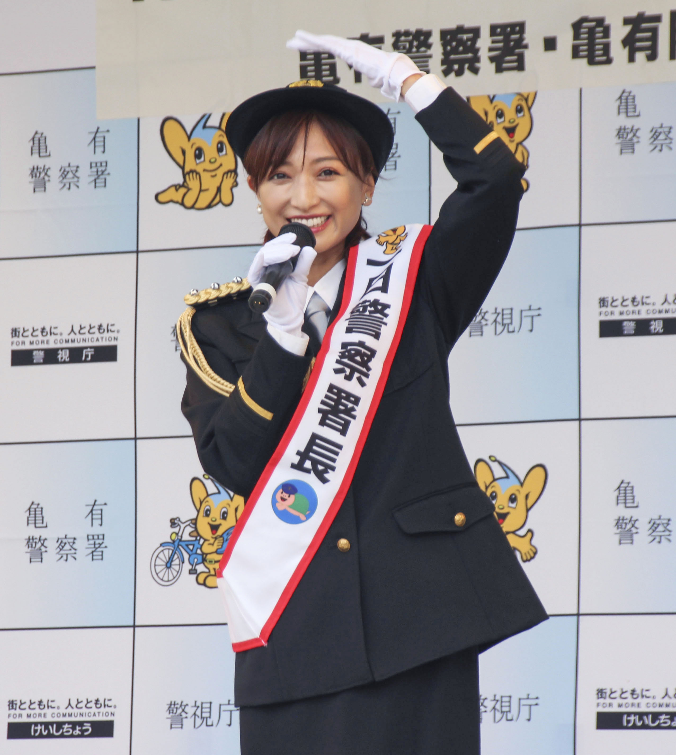 【画像】一日署長に就任したフリーアナ･望月理恵さん(50)が全然いけると個人的に話題に [597533159]