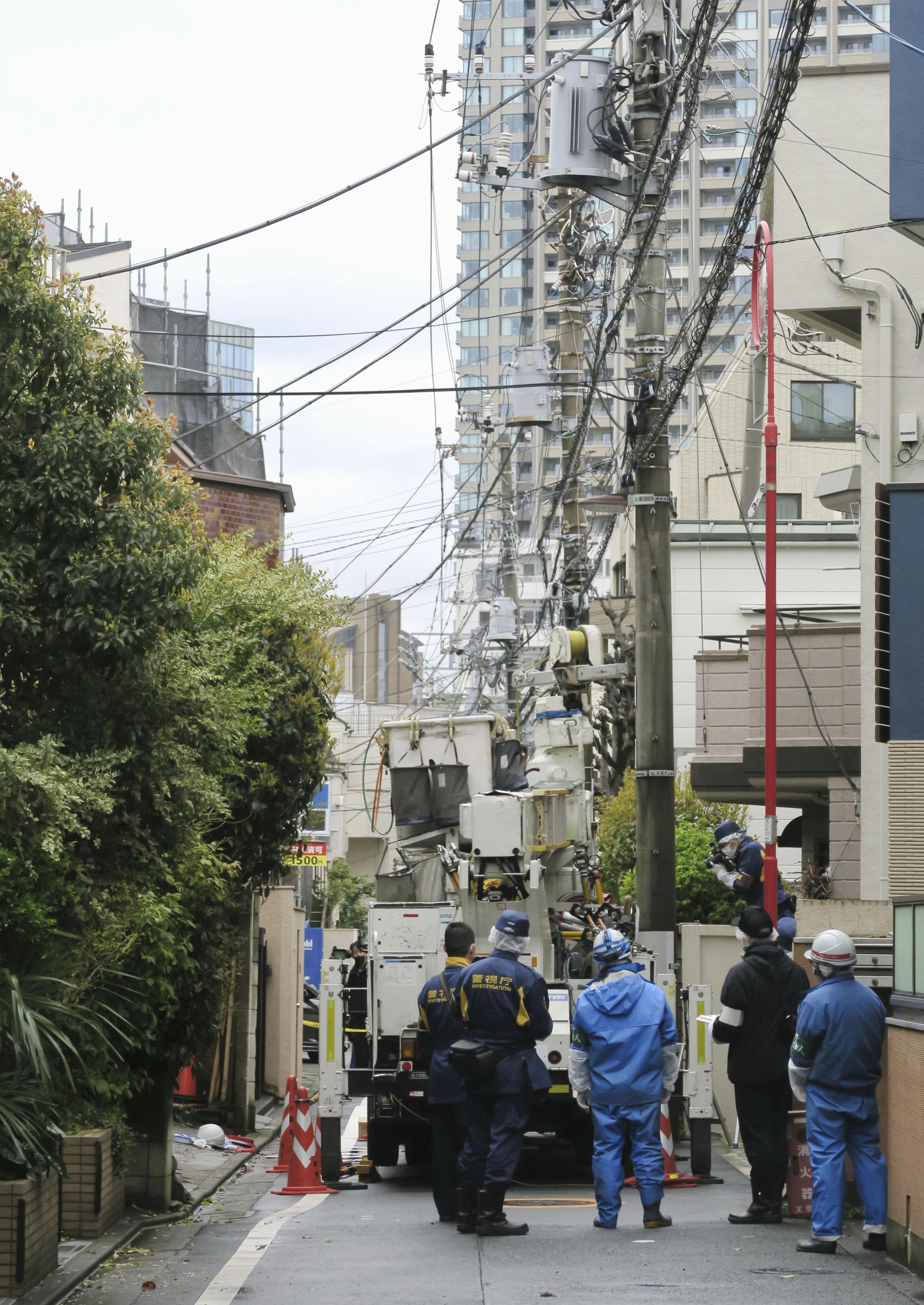 【悲劇】電柱工事中に重さ数百キロの｢変圧器｣がうっかり落下 下にいた作業員を直撃してしまう 東京 [597533159]